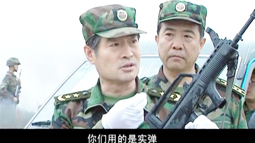 部队用实弹训练,被司令员一眼看穿,当场要检查战士武器!