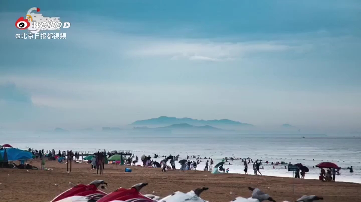 秦皇岛昌黎县黄金海岸景区海边出现海市蜃楼景观,远远的海面上突然...