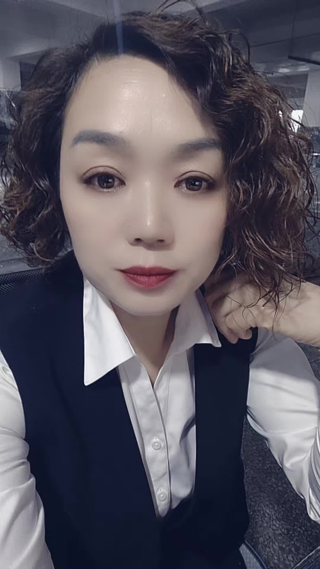 人到中年,感觉时间好不经用,转眼我们已不再年轻,在忙碌中白了头发,...