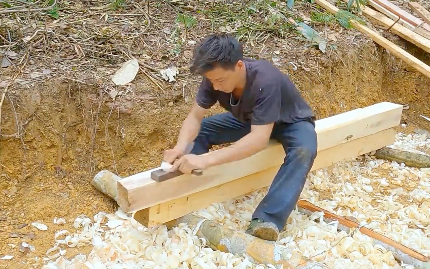 【独自造房】热带森林中徒手建造木质房屋,为过冬做准备!