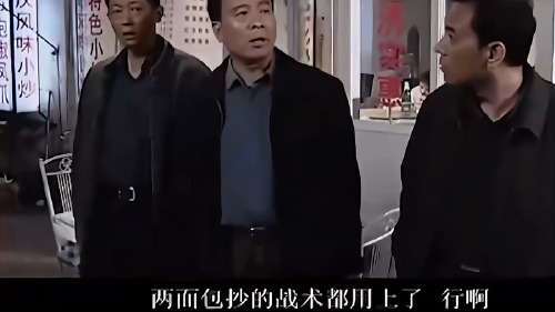 市长路边用餐撞见城管暴力执法,当场怒斥为小贩撑腰!