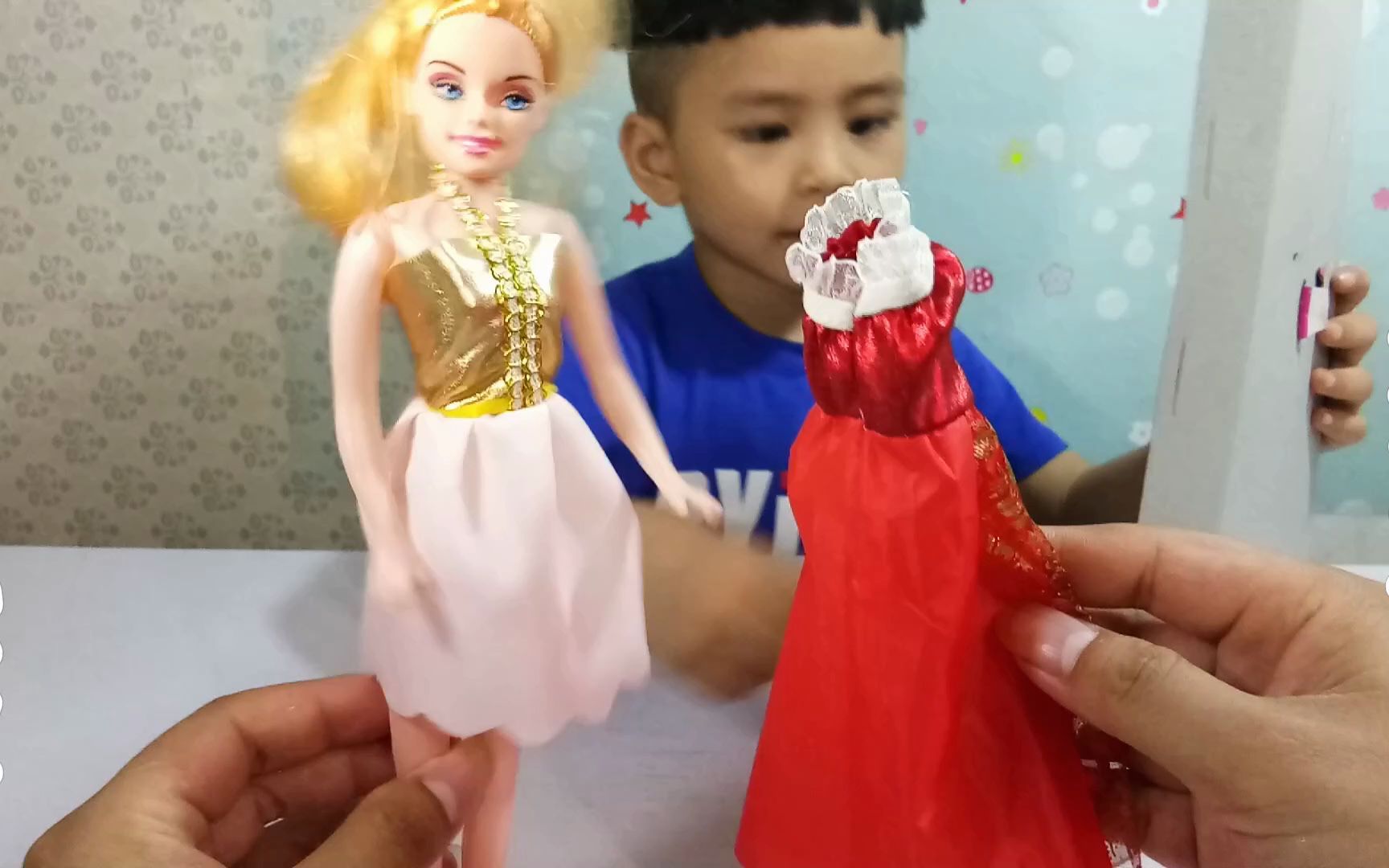 芭比娃娃美丽公主装扮玩具套装 亲子玩具视频