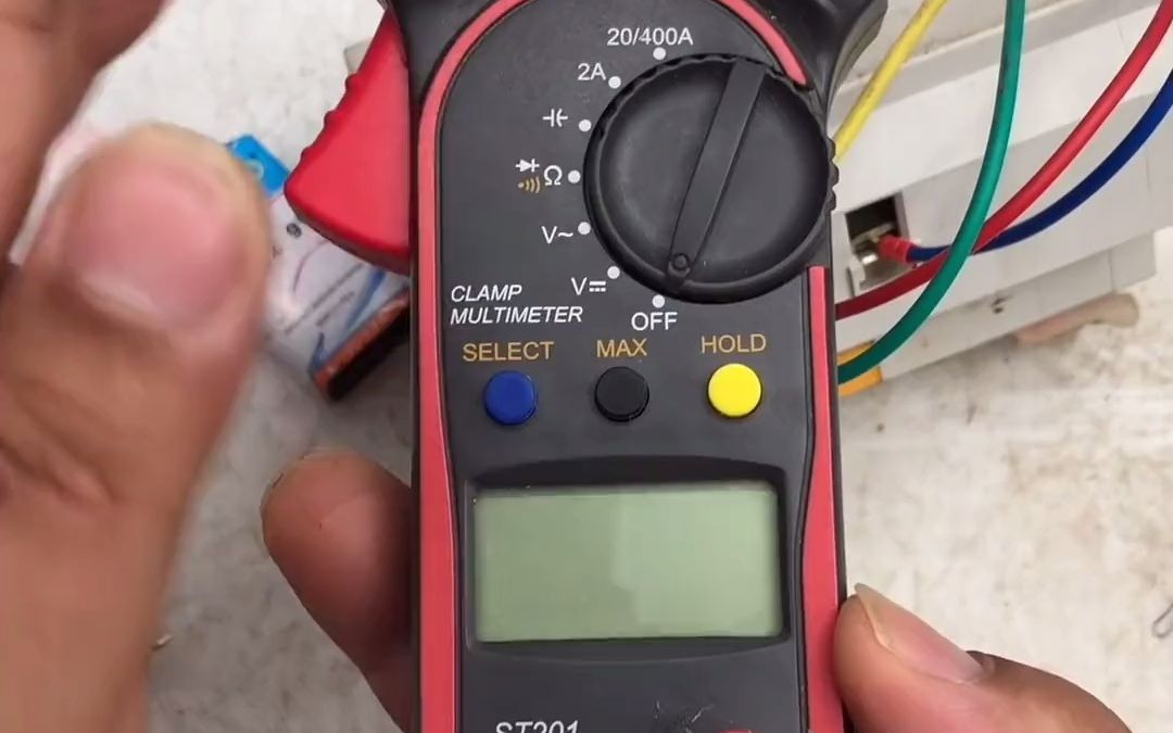 【电工常识】零基础学电工知识,钳型电流表的使用方法!喜欢的转发收藏