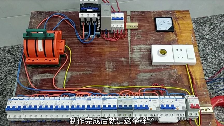 带大家看看我们这里给池塘里增氧机供电的简易电排是怎样制作的ߘ