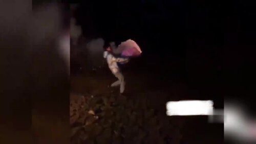 鞭炮变"炸弹"!这些作死操作笑到肚子疼,安全第一要记牢!