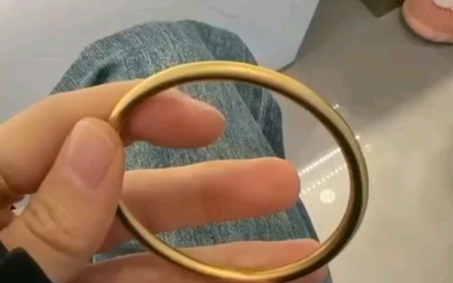河南商丘 女子称:在金店买的 金手镯经检测是假的。金店回应:不是自己...