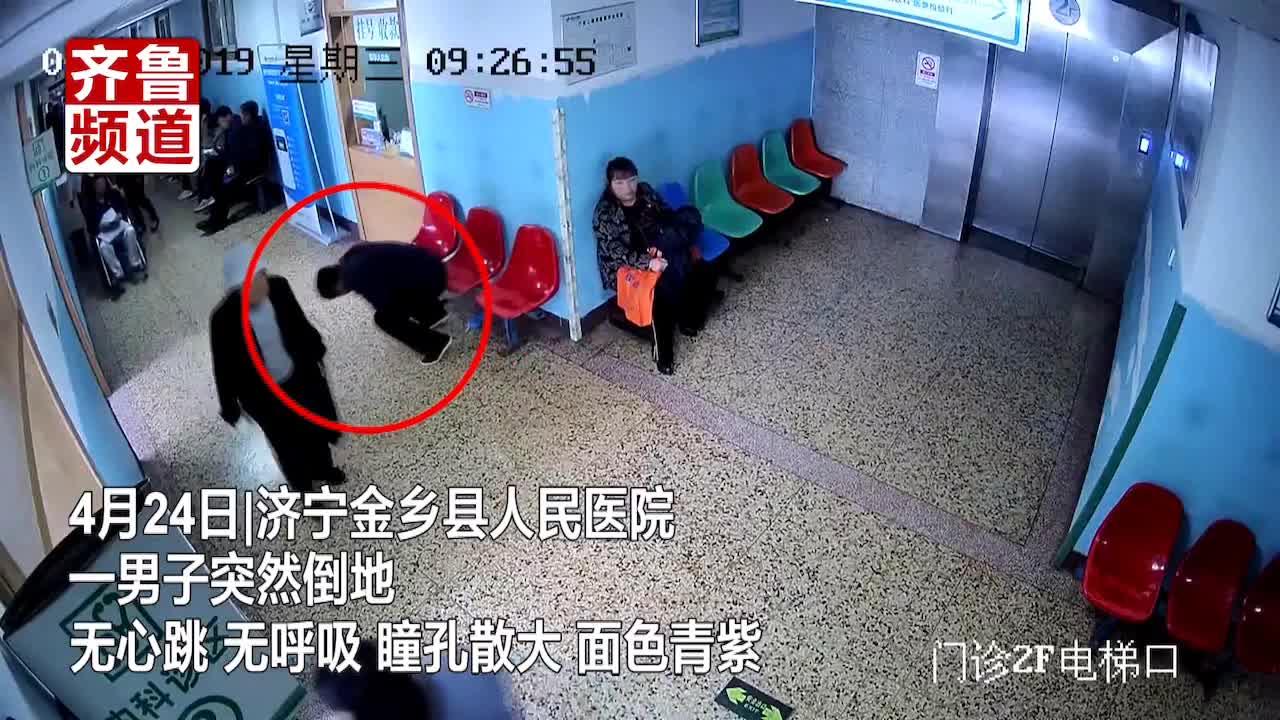 ...坐诊医生立马参与抢救,跪在担架上对其心肺复苏,26分钟后,病人得救!