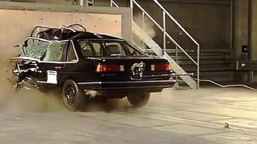 相当珍贵的录像,当年的老桑塔纳碰撞测试,据说有100km的速度!
