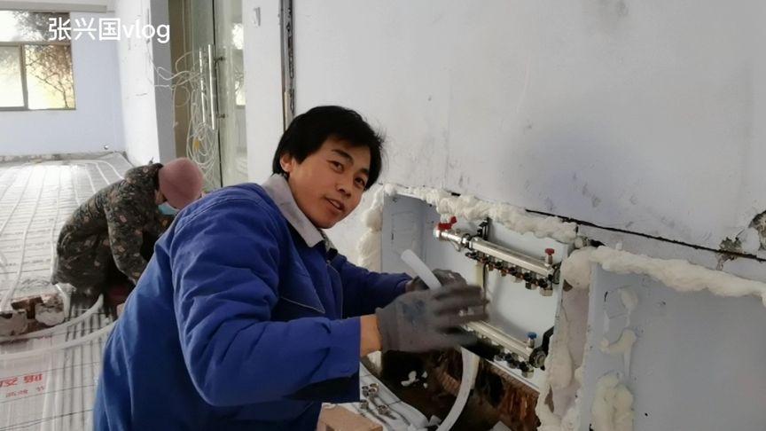 地暖分水器与地暖管的连接步骤与方法。