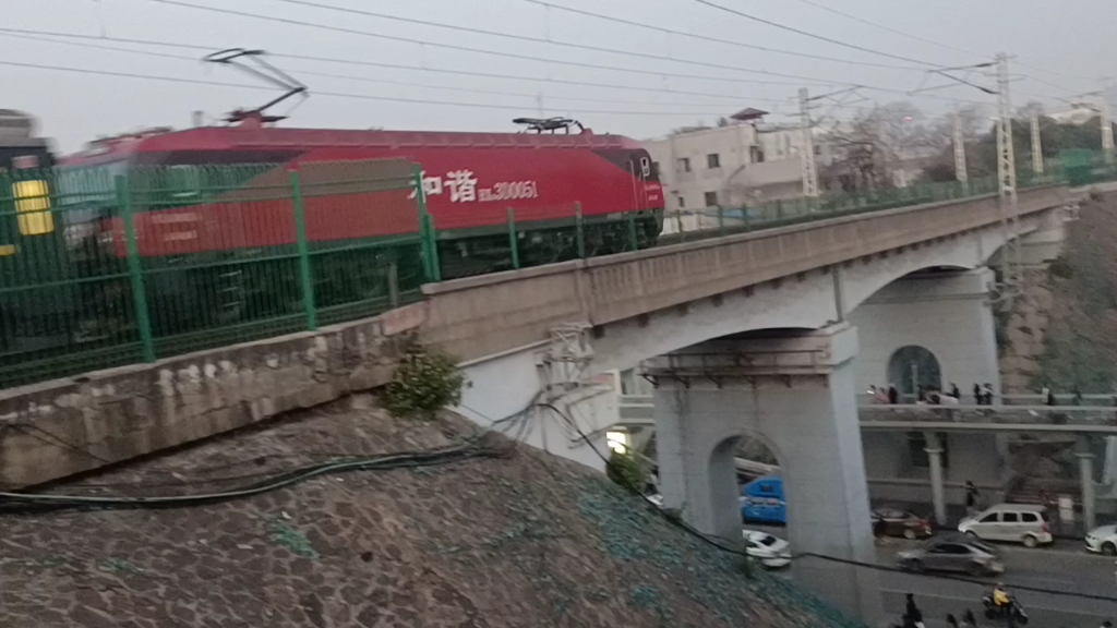 Z149次(北京西-贵阳)通过黄鹤楼,即将进入武昌火车站,成都铁路局贵阳...