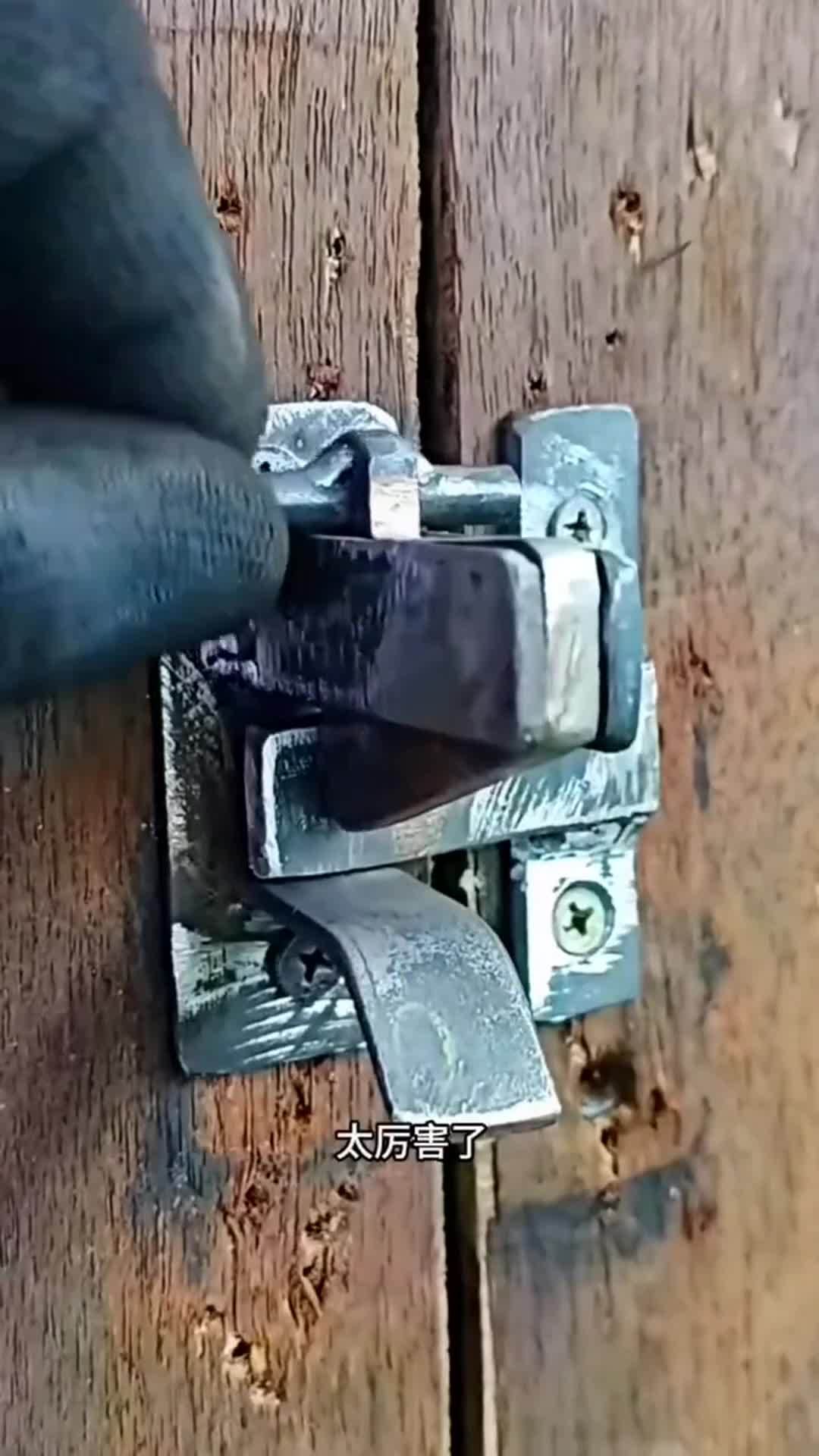厉害小伙用几块报废铁片竟自制门锁!