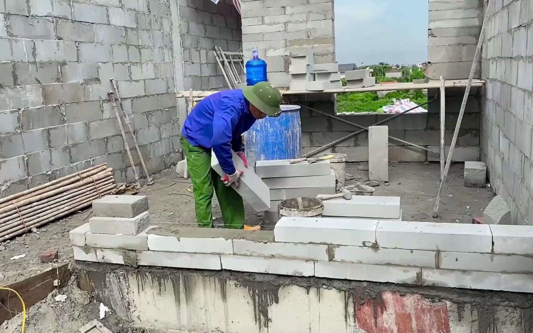 建筑工人使用多孔砖砌筑填充墙
