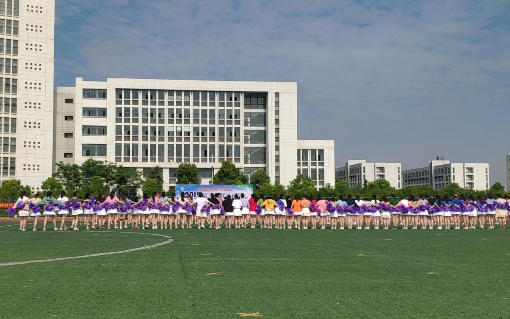 我们的口号是:“腿子!”