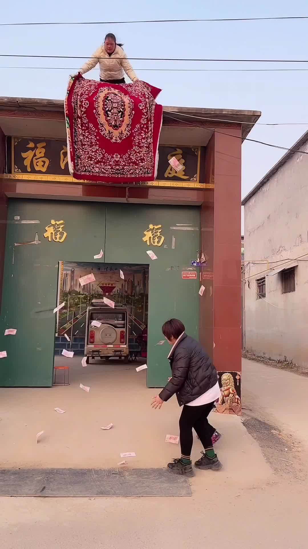 大街上走走没想到还有意外惊喜搞笑视频快冲2022新年荣耀