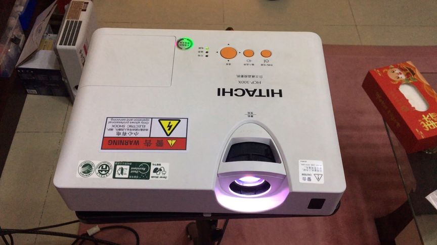 效果很棒的日本日立HCP-300X投影仪投影机比极米投影亮!