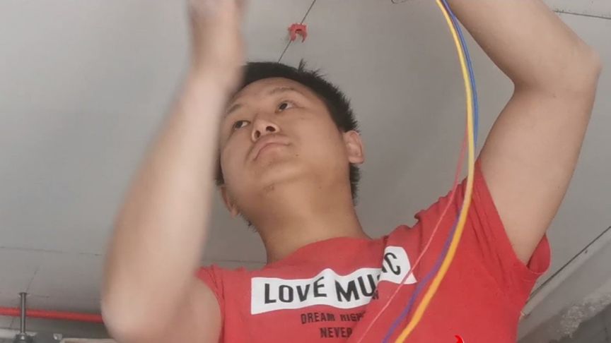 谁让你往电箱上泼水的!跳闸了不是!