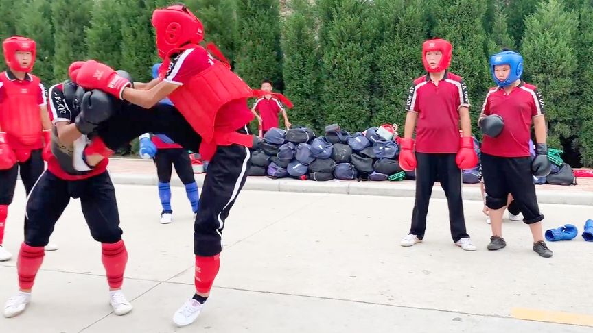 塔沟武校vlog:他俩在课堂上打起来了,周围竟然没人敢去劝架