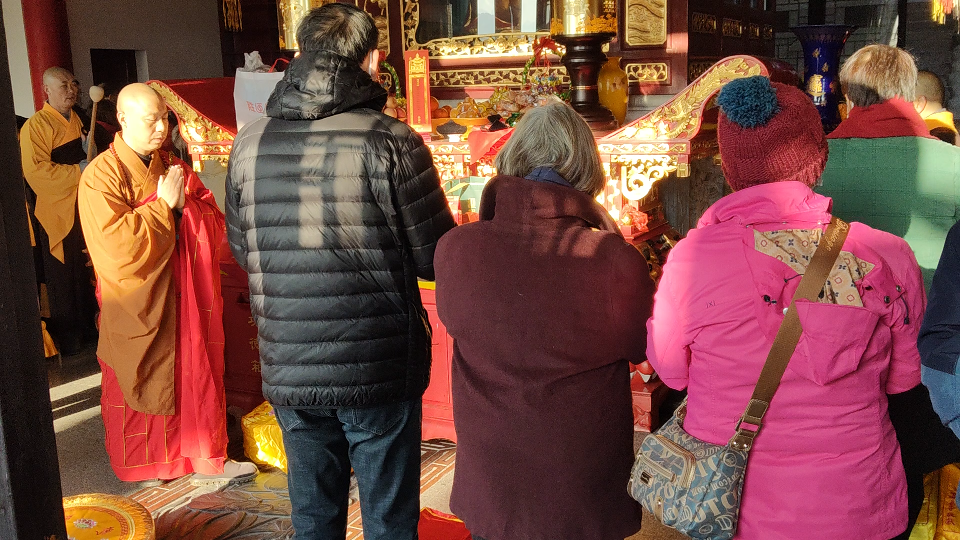 关于我去九华山祈福法会由于什么都没带只好把手机放上去祈福并引起...