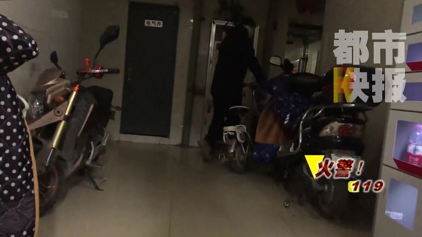 电动车楼道内依旧乱停放 小区保安:着火了及时灭