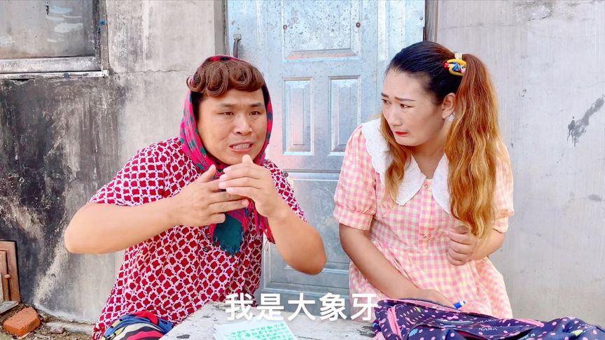 短剧:小芳写作文“我的妈妈”,妈妈读完后火冒三丈,过程太逗了