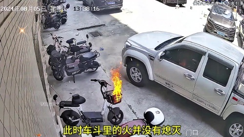 电动车突发火灾,女子骤然听见呼喊,立刻冲出捍卫安全的瞬间