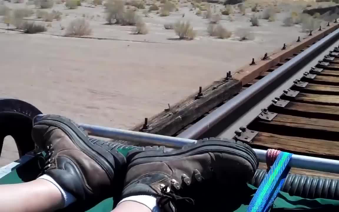 美帝人民自制平板轨道小车上废弃铁路玩