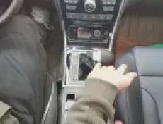 自动挡手自一体,如何切换到手动模式?需要踩刹车或松油门吗