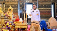 泰国前总理巴育以枢密院大臣身份代行王权,主持皇家功德仪式。