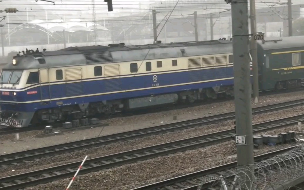 南京站 成都到上海的K1158次列车进站了!
