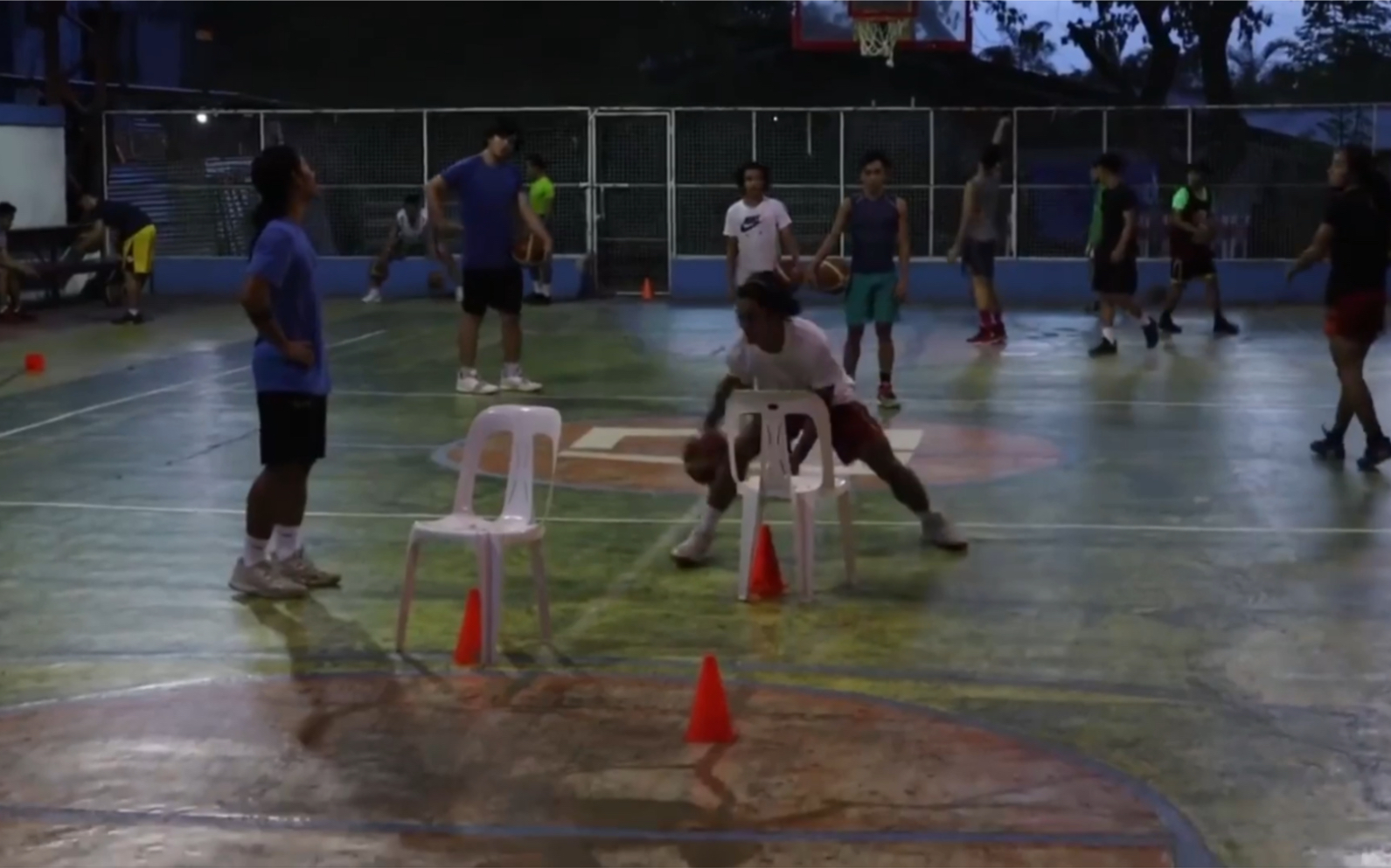 用三个标志桶练各种运球招式 练习巩固一下自己的技能包