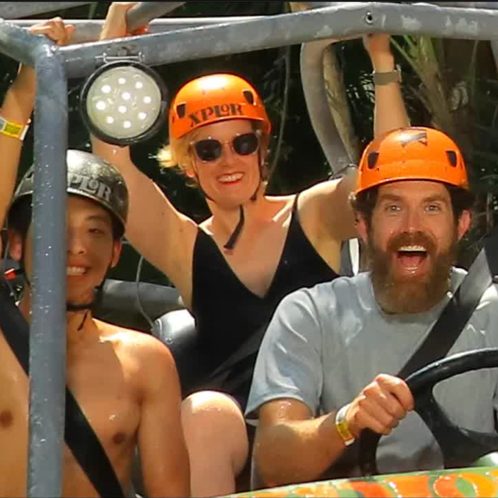 坐着车看车水马龙 