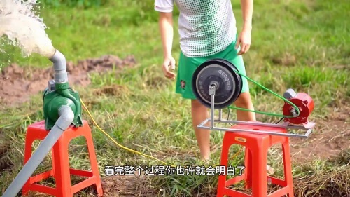 小伙利用电动车轮毂改造成发电机,居然还可以带动抽水泵正常工作