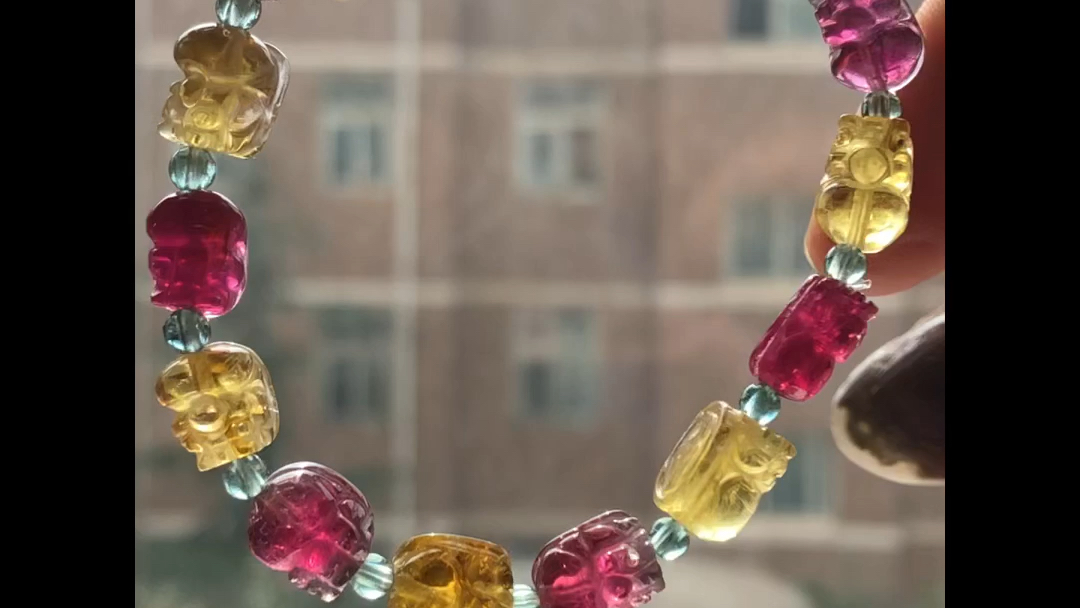 碧玺,金丝雀配鸽血红色貔貅手串,配帕兰隔珠,颜色超稀有。貔貅和隔珠...