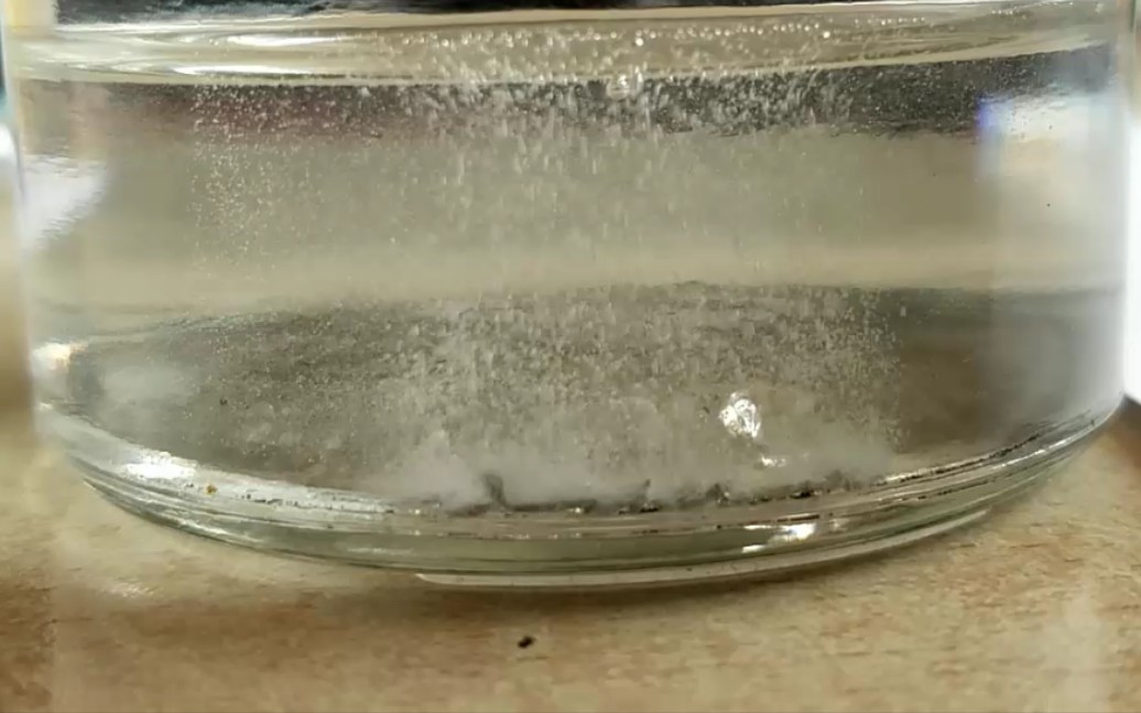 铝与氢氧化钾溶液反应:2Al+2KOH+6H₂O==2K[Al(OH)₄]+3H₂↑。