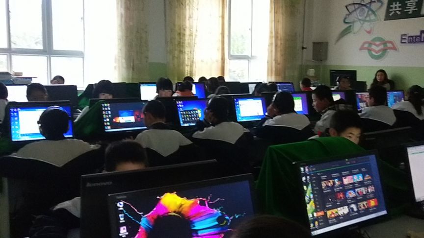 计算机课偷着看电影的学生,让我给发现了,哈哈