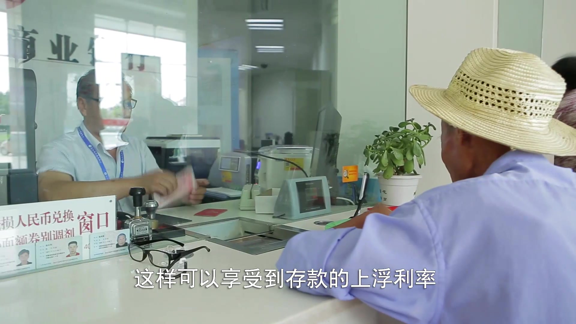 银行定期存款到期后不取出来,会自动转存变活期存款了吗?