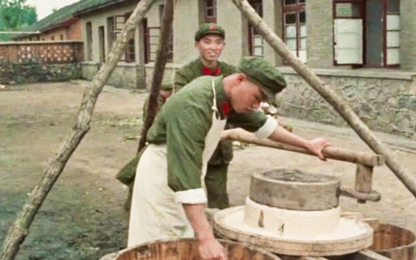 【尉迟】外国拍的中国纪录片2,真实展现了70年代的解放军生活