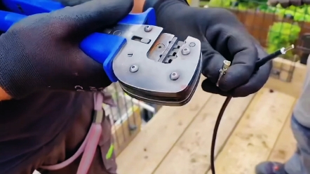 施工现场:光伏发电组件连接网友大赞:小物件 大作用光伏连接器涂抹...