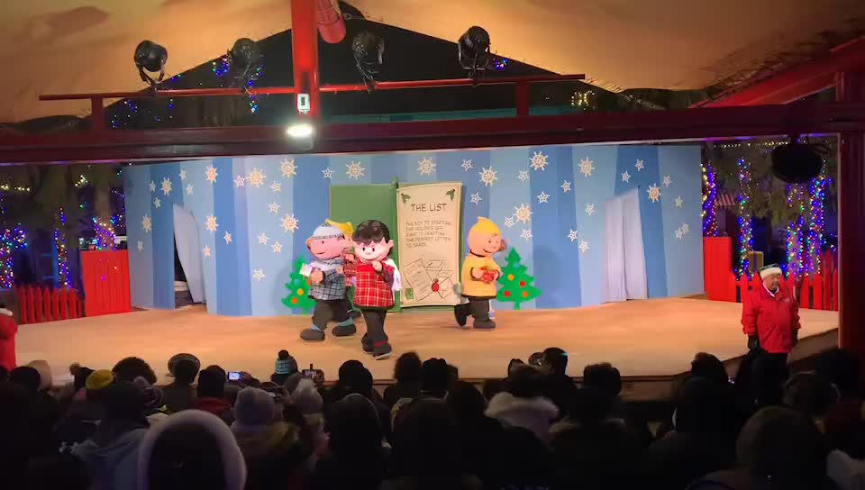 开学了 来个小表演 high起来。戏剧演出是北美孩子必修课程