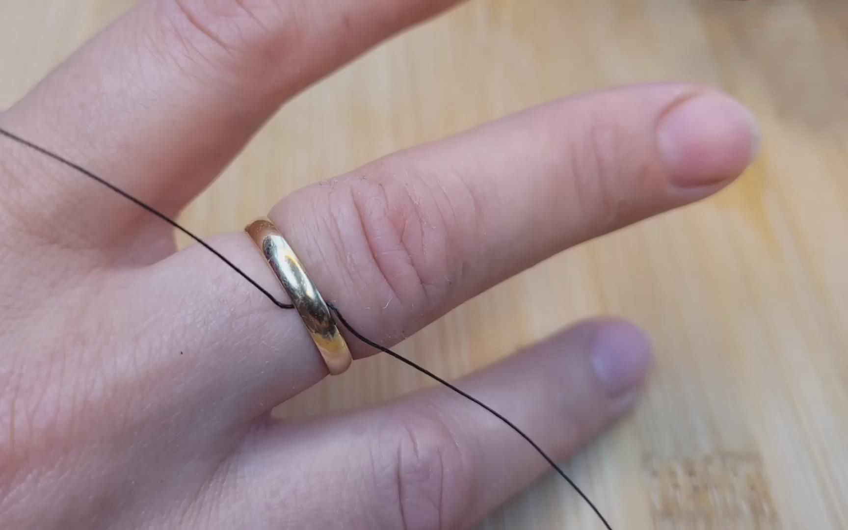 手指上的戒指卡住了怎么办?只需用一根绳子,轻松取下来