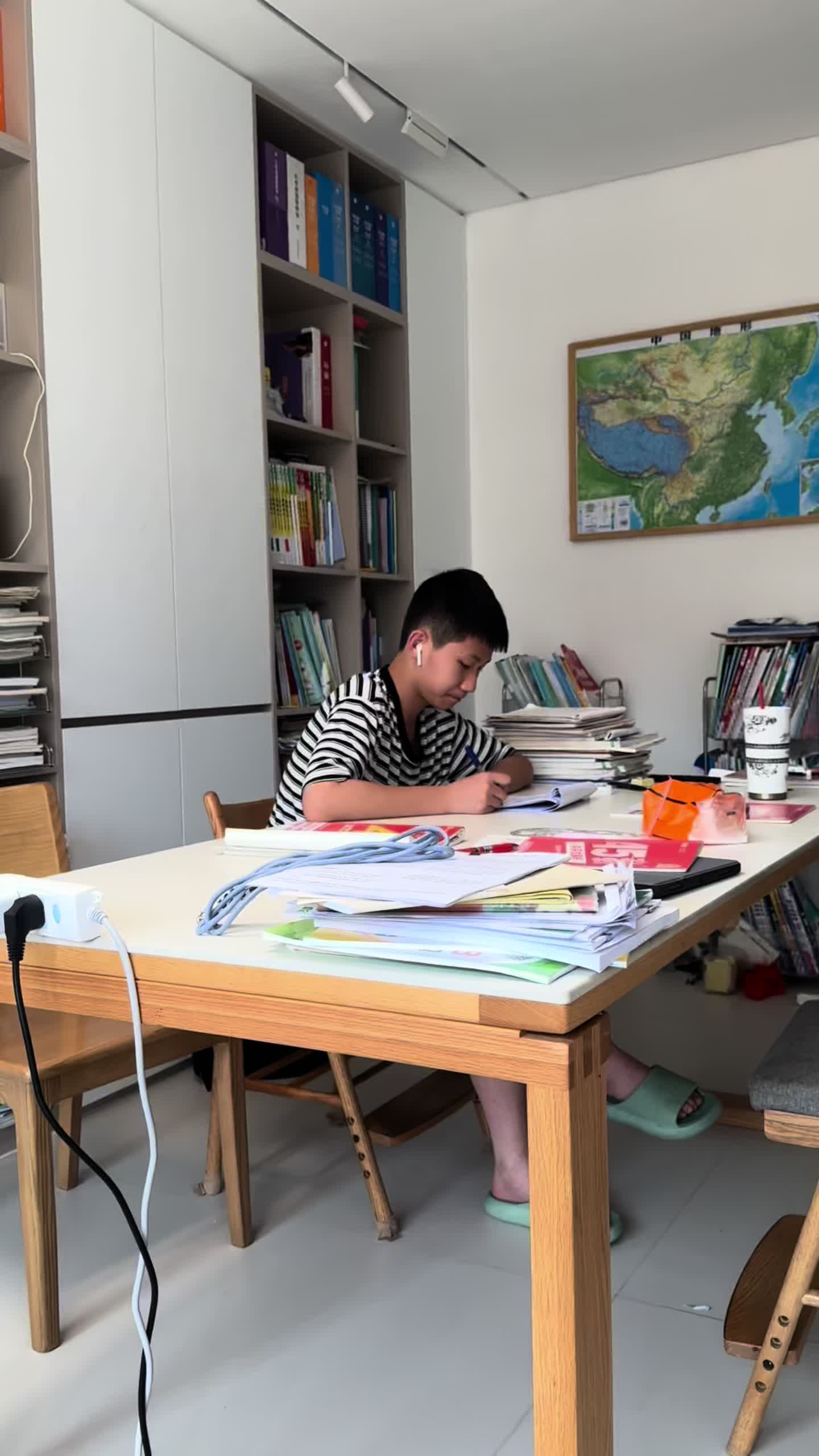 ...已经有半个月没有写过家庭作业了。好不容易放个假休息一天,学校作...