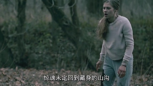 女孩开车去面试,路上遇到两个坏蛋,差点要了命惊悚悬疑悬疑电影片段...