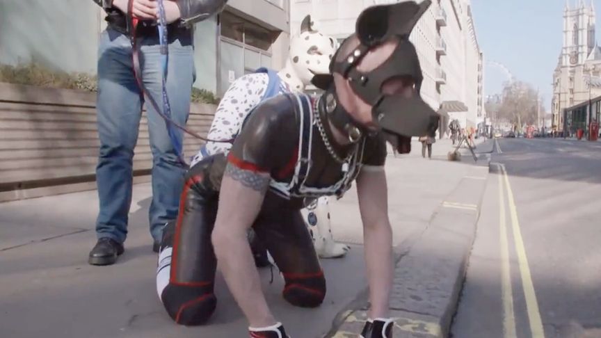 一男子自认为天生是只狗，模仿狗生活，甚至给自己戴链上街冲犬吠