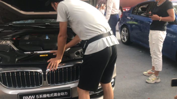 宝马车又有新款亮相了,电油混合的,每个月供一千多,人人买的起