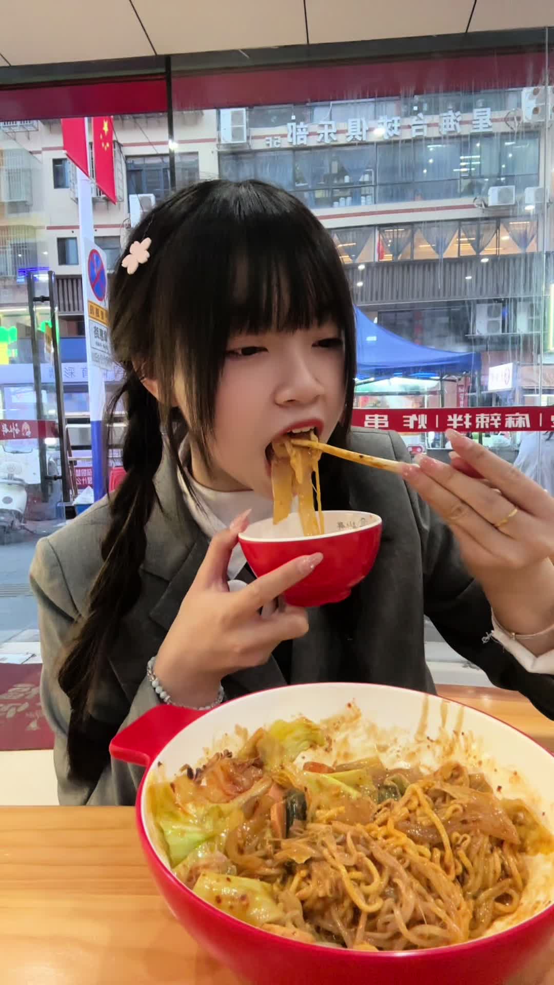 在村坊开业就全场爆满的刘文祥麻辣烫,特地早点去,没想到还是这么多...