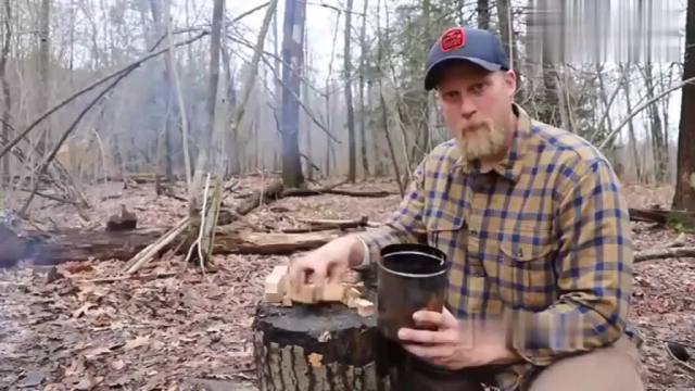 看看国外老爷爷制作木炭最简单的方法,很值得学习!