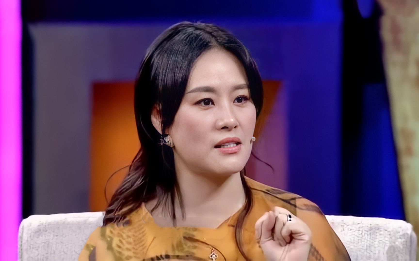 邬君梅曝料与外国老公吵架,直言:上海话他听不懂!邬君梅谈老公