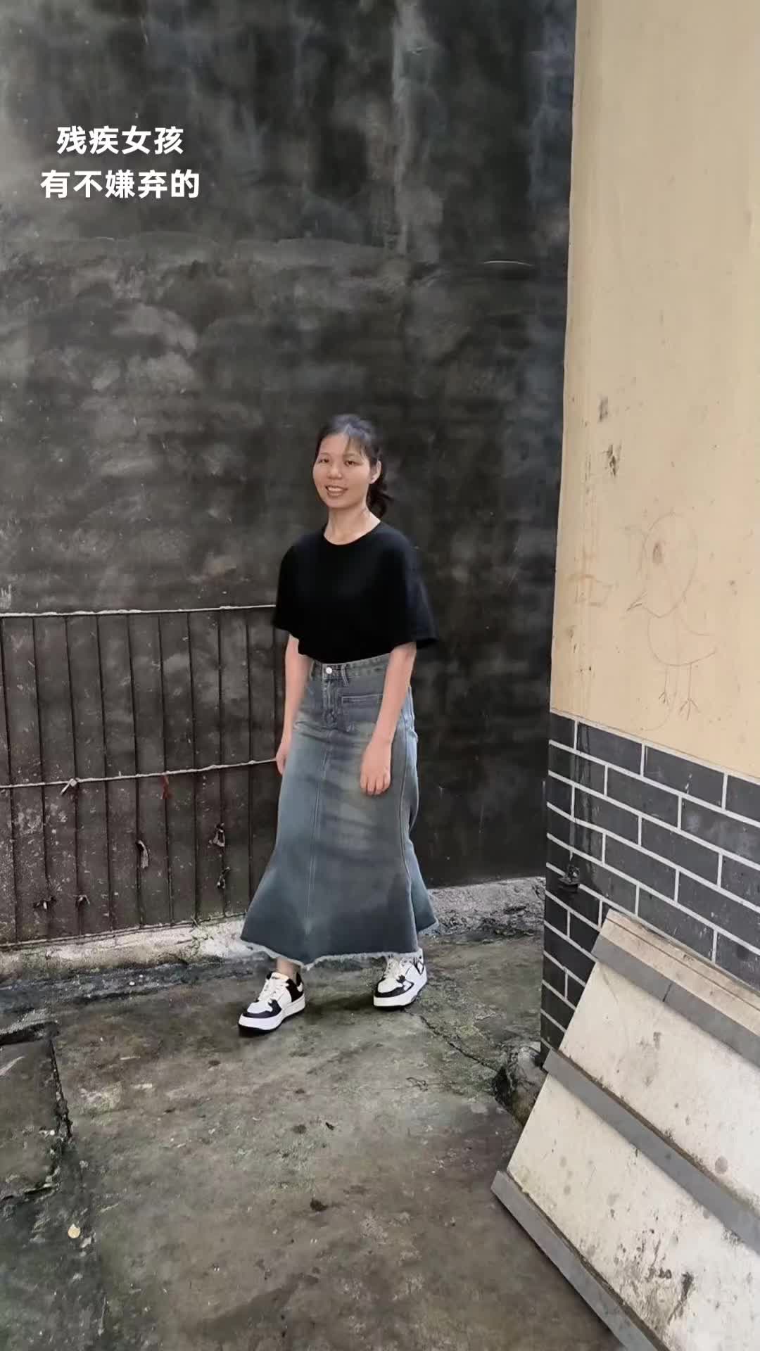 左边偏瘫残疾女孩,左边手脚不方便,能做饭会洗衣,有幸有份能养活自己...