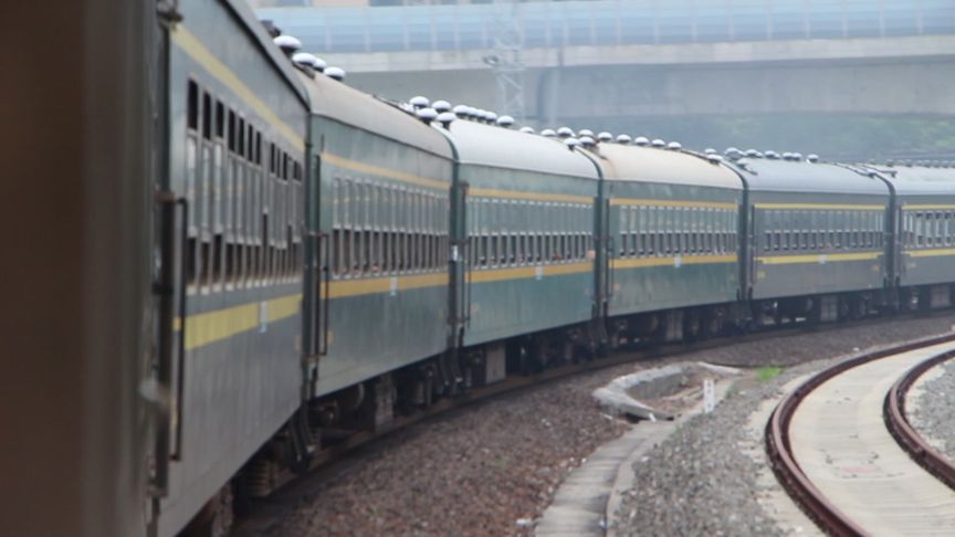 K1379次(洛阳-绍兴)绿皮列车芜湖站发车