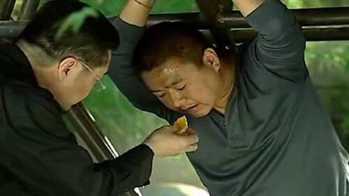 卧底警察因一个橘子暴露身份,毒贩下令灭口,缉毒战场惊心动魄!